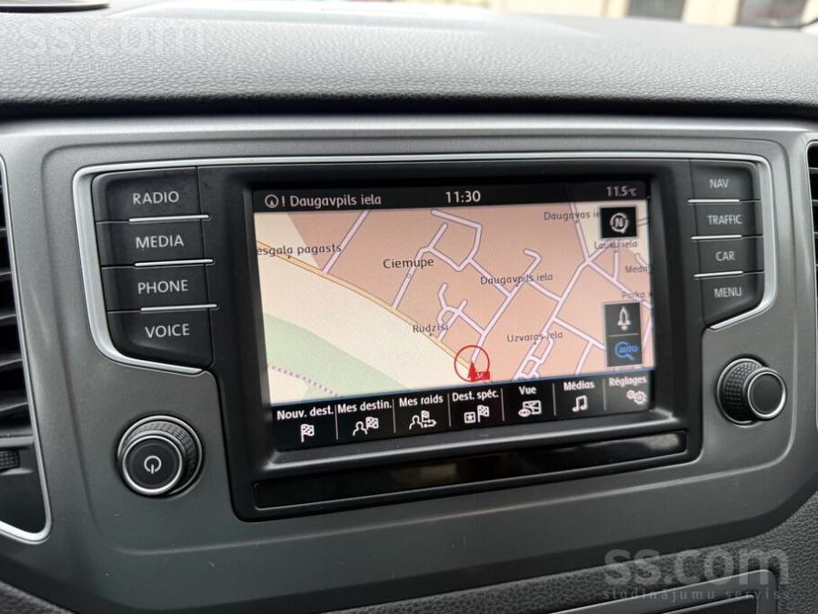 Red Volkswagen Golf Sportsvan 2016 in Ogre, with an engine capacity of 1.60 L and mileage of 215 thousand km for 7999 €, photo 32 on AUTOMOTO.COM.LV