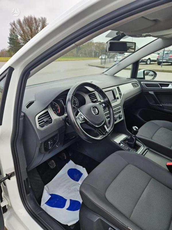 White Volkswagen Golf Sportsvan 2015 in Taurage, with an engine capacity of 1.40 L and mileage of 184 thousand km for 5900 €, photo 7 on AUTOMOTO.COM.LV