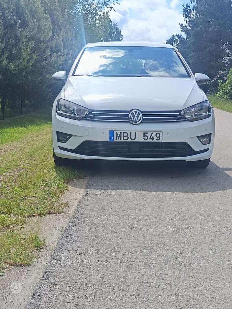 White Volkswagen Golf Sportsvan 2015 in Alytus, with an engine capacity of 1.60 L and mileage of 186 thousand km for 5500 €, photo 3 on AUTOMOTO.COM.LV