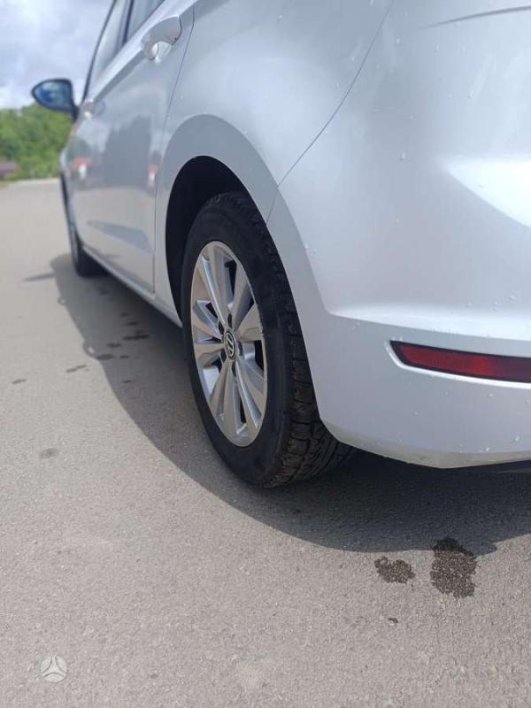 White Volkswagen Golf Sportsvan 2015 in Alytus, with an engine capacity of 1.60 L and mileage of 186 thousand km for 5500 €, photo 5 on AUTOMOTO.COM.LV