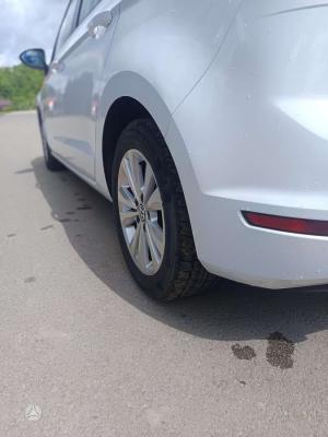 White Volkswagen Golf Sportsvan 2015 in Alytus, with an engine capacity of 1.60 L and mileage of 186 thousand km for 5500 €, photo 6 on AUTOMOTO.COM.LV
