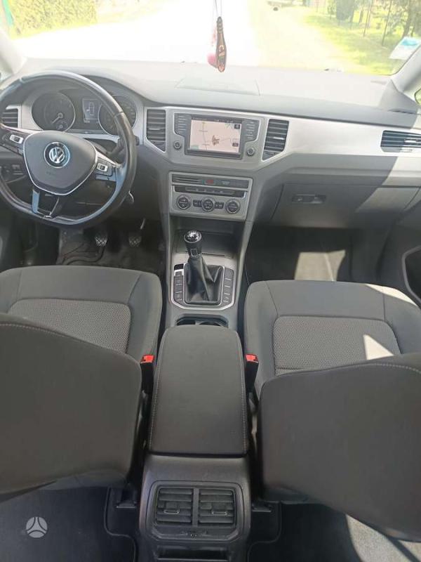 White Volkswagen Golf Sportsvan 2015 in Alytus, with an engine capacity of 1.60 L and mileage of 186 thousand km for 5500 €, photo 6 on AUTOMOTO.COM.LV