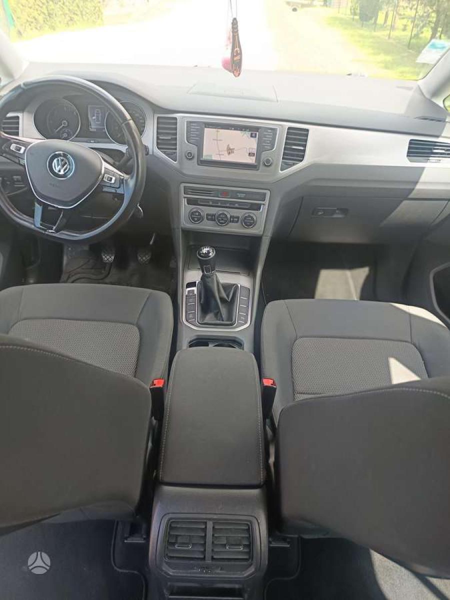 White Volkswagen Golf Sportsvan 2015 in Alytus, with an engine capacity of 1.60 L and mileage of 186 thousand km for 5500 €, photo 7 on AUTOMOTO.COM.LV