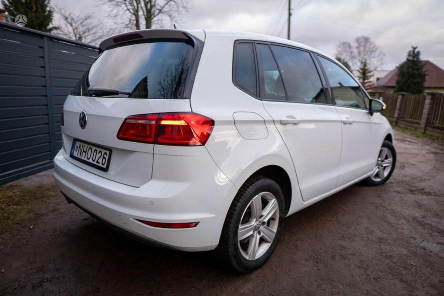 White Volkswagen Golf Sportsvan 2014 in Kaunas, with an engine capacity of 1.60 L and mileage of 291 thousand km for 7150 €, photo 3 on AUTOMOTO.COM.LV