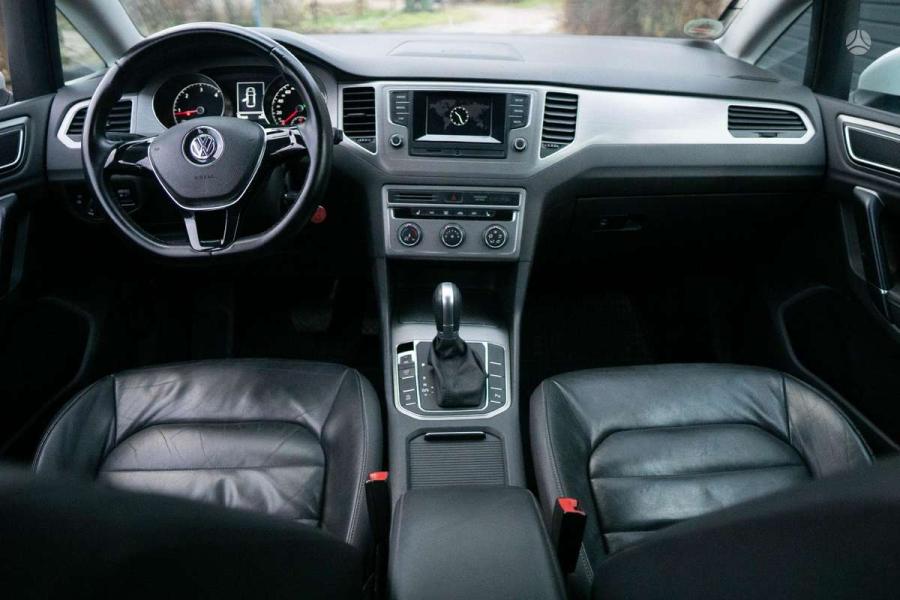White Volkswagen Golf Sportsvan 2014 in Kaunas, with an engine capacity of 1.60 L and mileage of 291 thousand km for 7150 €, photo 12 on AUTOMOTO.COM.LV