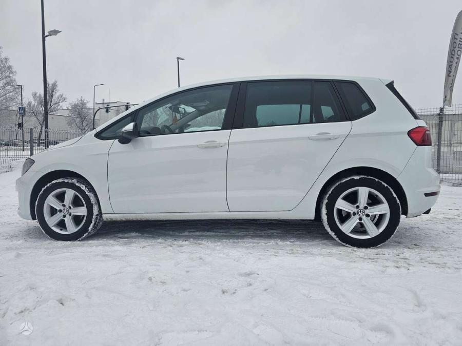 White Volkswagen Golf Sportsvan 2014 in Kaunas, with an engine capacity of 1.60 L and mileage of 281 thousand km for 7599 €, photo 2 on AUTOMOTO.COM.LV