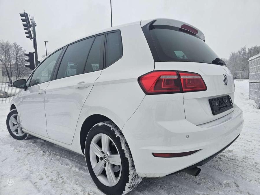 White Volkswagen Golf Sportsvan 2014 in Kaunas, with an engine capacity of 1.60 L and mileage of 281 thousand km for 7599 €, photo 3 on AUTOMOTO.COM.LV