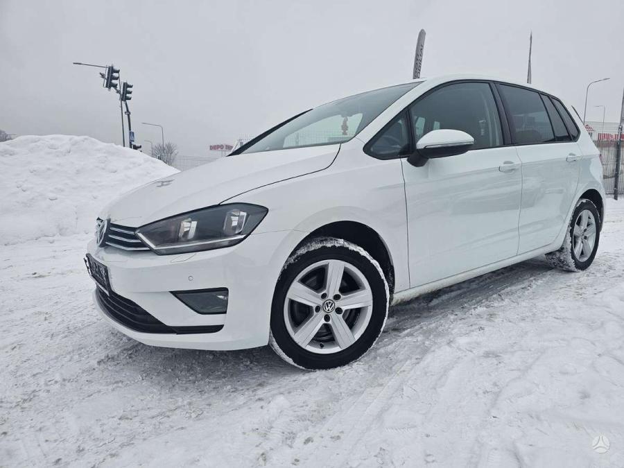 White Volkswagen Golf Sportsvan 2014 in Kaunas, with an engine capacity of 1.60 L and mileage of 281 thousand km for 7599 €, photo 4 on AUTOMOTO.COM.LV
