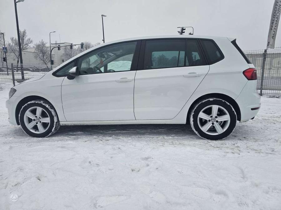 White Volkswagen Golf Sportsvan 2014 in Kaunas, with an engine capacity of 1.60 L and mileage of 281 thousand km for 7599 €, photo 6 on AUTOMOTO.COM.LV
