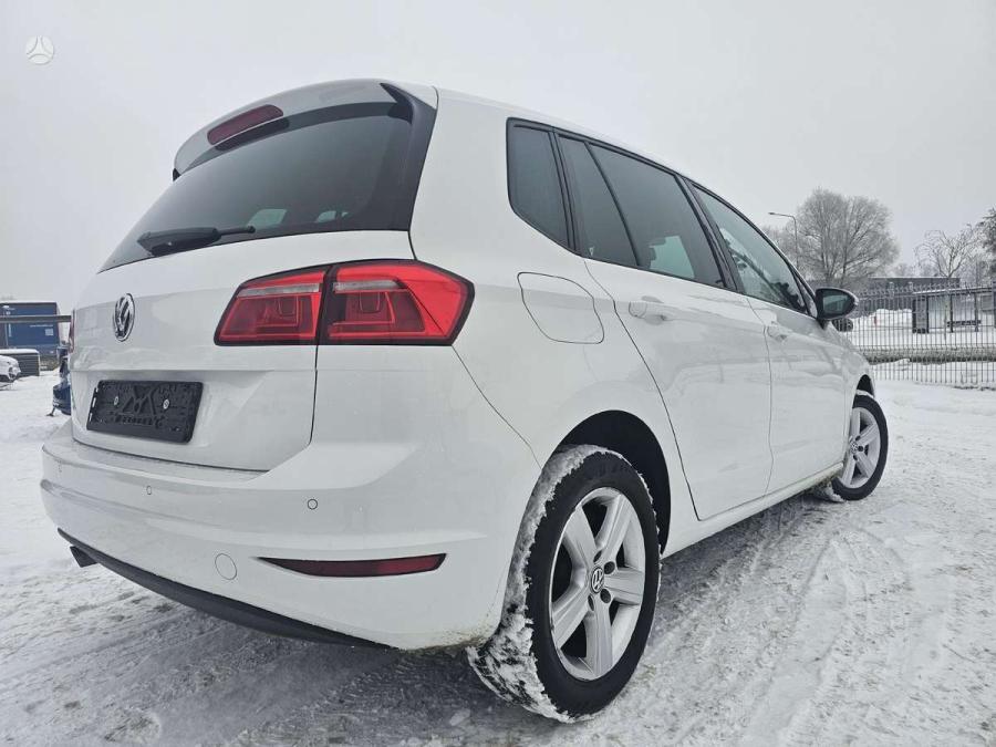 White Volkswagen Golf Sportsvan 2014 in Kaunas, with an engine capacity of 1.60 L and mileage of 281 thousand km for 7599 €, photo 11 on AUTOMOTO.COM.LV