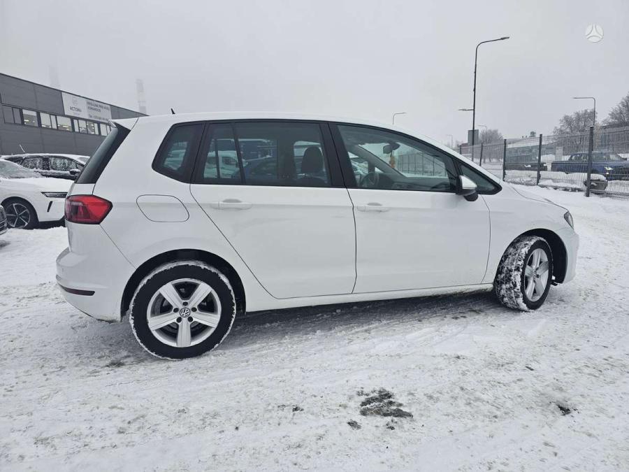 White Volkswagen Golf Sportsvan 2014 in Kaunas, with an engine capacity of 1.60 L and mileage of 281 thousand km for 7599 €, photo 18 on AUTOMOTO.COM.LV