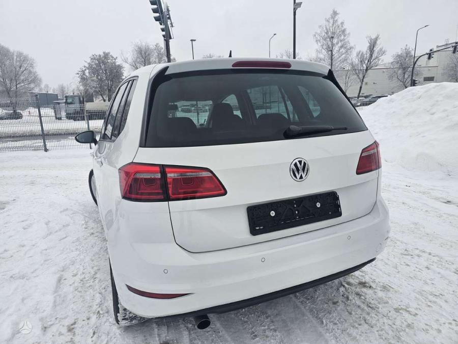 White Volkswagen Golf Sportsvan 2014 in Kaunas, with an engine capacity of 1.60 L and mileage of 281 thousand km for 7599 €, photo 19 on AUTOMOTO.COM.LV