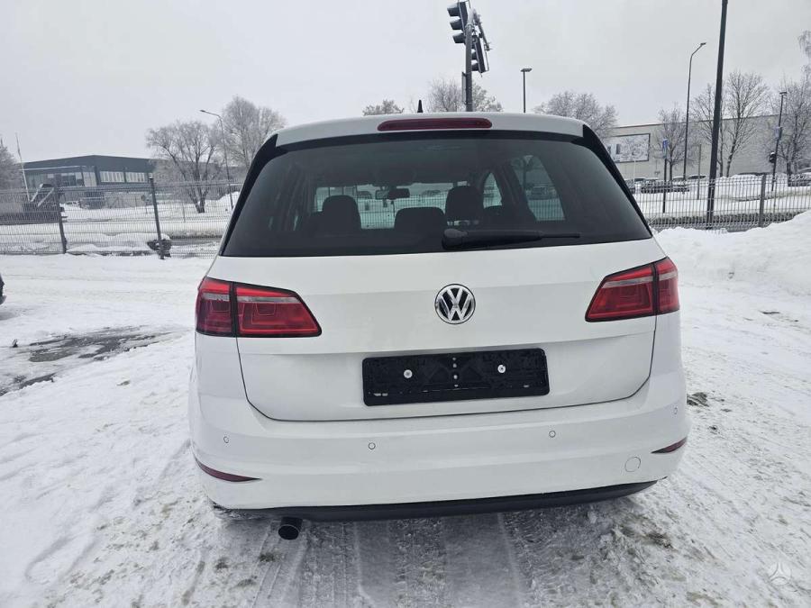 White Volkswagen Golf Sportsvan 2014 in Kaunas, with an engine capacity of 1.60 L and mileage of 281 thousand km for 7599 €, photo 22 on AUTOMOTO.COM.LV