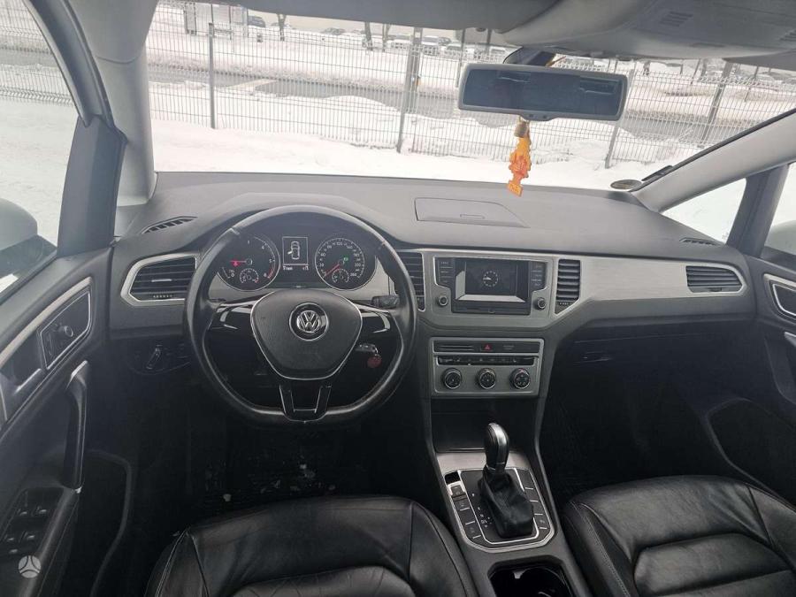 White Volkswagen Golf Sportsvan 2014 in Kaunas, with an engine capacity of 1.60 L and mileage of 281 thousand km for 7599 €, photo 25 on AUTOMOTO.COM.LV