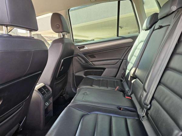 White Volkswagen Golf Sportsvan 2014 in Kaunas, with an engine capacity of 1.60 L and mileage of 298 thousand km for 6499 €, photo 7 on AUTOMOTO.COM.LV