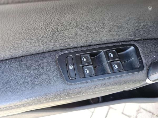 White Volkswagen Golf Sportsvan 2014 in Kaunas, with an engine capacity of 1.60 L and mileage of 298 thousand km for 6499 €, photo 9 on AUTOMOTO.COM.LV