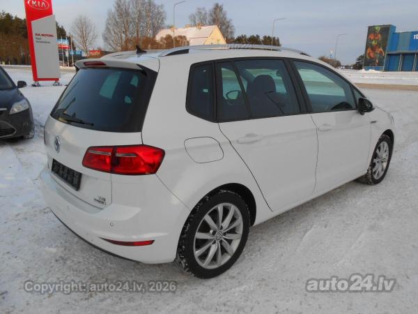 White Volkswagen Golf Sportsvan 2016 in Viljandi, with an engine capacity of 1.40 L and mileage of 208 thousand km for 8490 €, photo 2 on AUTOMOTO.COM.LV