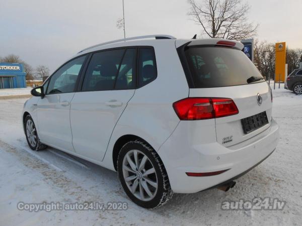 White Volkswagen Golf Sportsvan 2016 in Viljandi, with an engine capacity of 1.40 L and mileage of 208 thousand km for 8490 €, photo 4 on AUTOMOTO.COM.LV