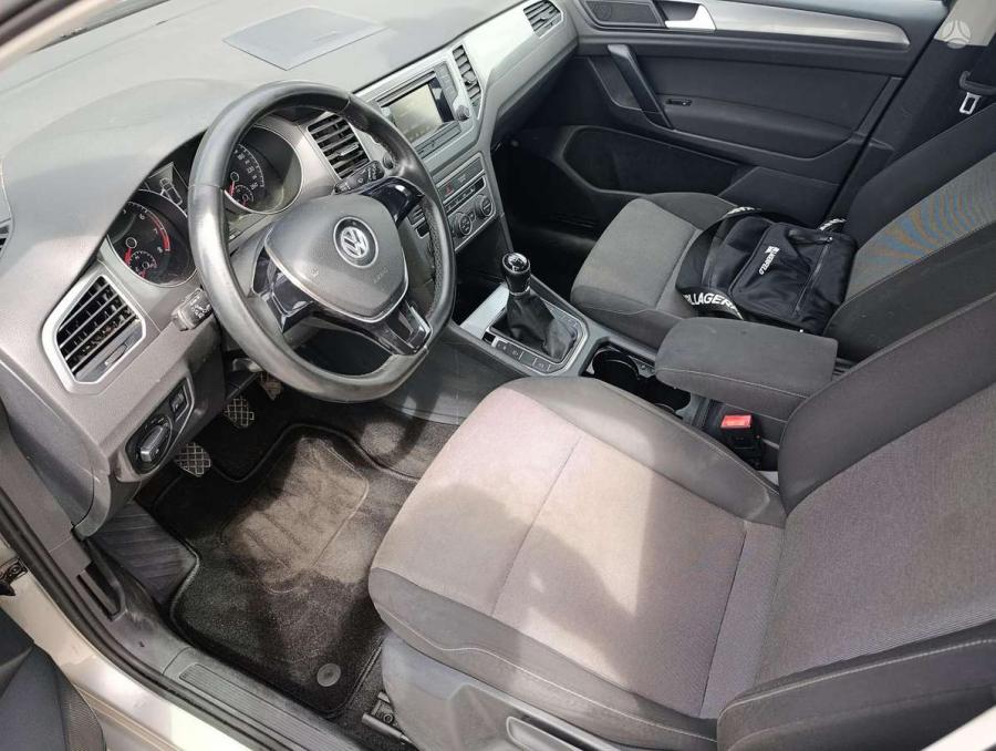 Yellow Volkswagen Golf Sportsvan 2016 in Kaunas, with an engine capacity of 1.00 L and mileage of 183 thousand km for 3800 €, photo 8 on AUTOMOTO.COM.LV