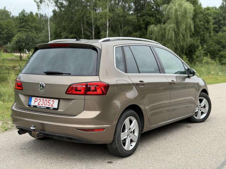 Yellow Volkswagen Golf Sportsvan 2015 in Vilnius, with an engine capacity of 1.60 L and mileage of 189 thousand km for 7300 €, photo 4 on AUTOMOTO.COM.LV