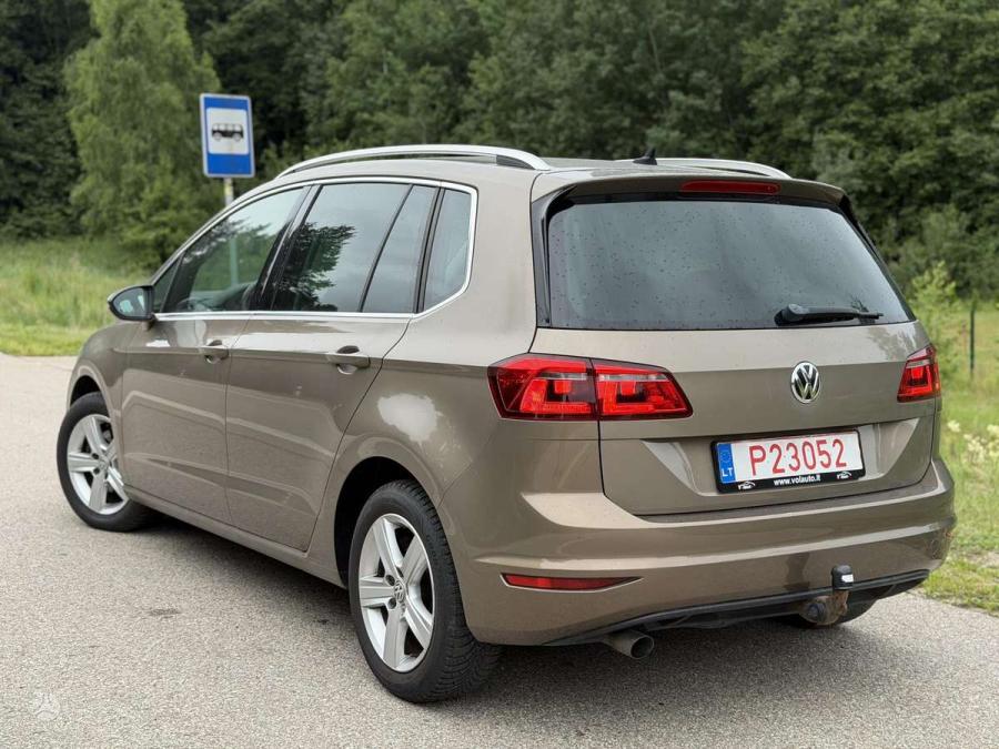 Yellow Volkswagen Golf Sportsvan 2015 in Vilnius, with an engine capacity of 1.60 L and mileage of 189 thousand km for 7300 €, photo 5 on AUTOMOTO.COM.LV