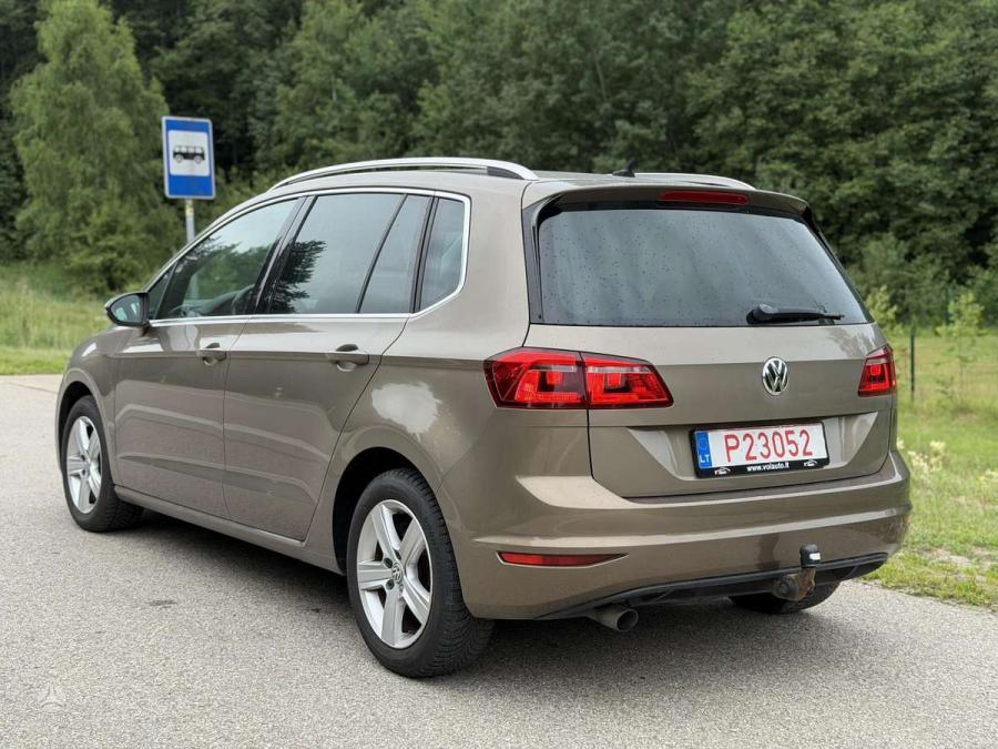 Yellow Volkswagen Golf Sportsvan 2015 in Vilnius, with an engine capacity of 1.60 L and mileage of 189 thousand km for 7300 €, photo 10 on AUTOMOTO.COM.LV