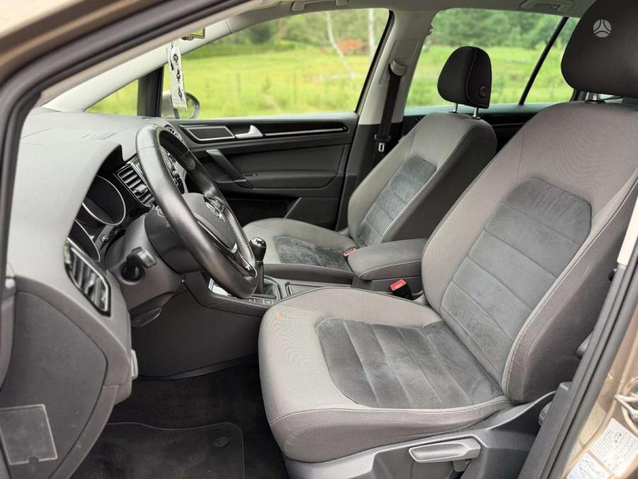 Yellow Volkswagen Golf Sportsvan 2015 in Vilnius, with an engine capacity of 1.60 L and mileage of 189 thousand km for 7300 €, photo 12 on AUTOMOTO.COM.LV