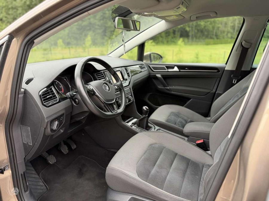 Yellow Volkswagen Golf Sportsvan 2015 in Vilnius, with an engine capacity of 1.60 L and mileage of 189 thousand km for 7300 €, photo 13 on AUTOMOTO.COM.LV