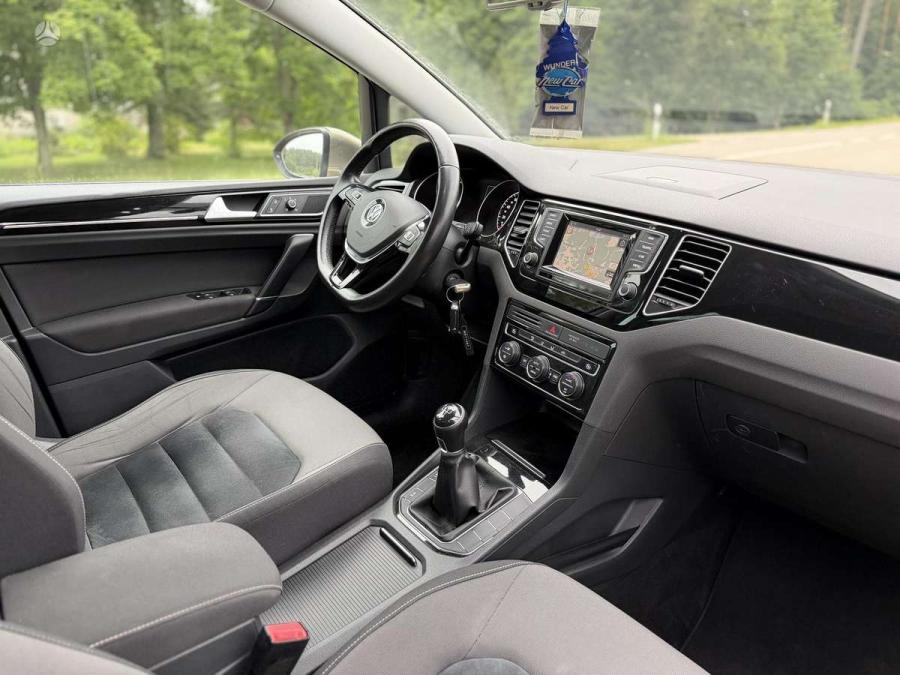 Yellow Volkswagen Golf Sportsvan 2015 in Vilnius, with an engine capacity of 1.60 L and mileage of 189 thousand km for 7300 €, photo 14 on AUTOMOTO.COM.LV