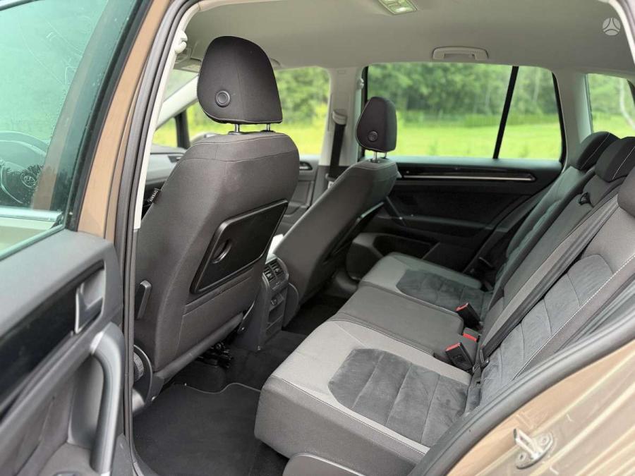 Yellow Volkswagen Golf Sportsvan 2015 in Vilnius, with an engine capacity of 1.60 L and mileage of 189 thousand km for 7300 €, photo 18 on AUTOMOTO.COM.LV