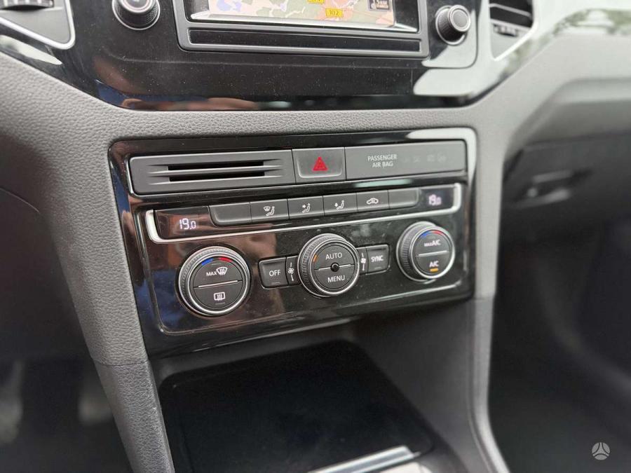 Yellow Volkswagen Golf Sportsvan 2015 in Vilnius, with an engine capacity of 1.60 L and mileage of 189 thousand km for 7300 €, photo 19 on AUTOMOTO.COM.LV
