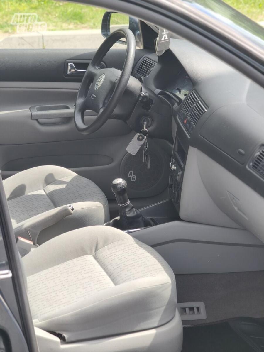 Volkswagen Golf 2002 in Vilnius, with an engine capacity of 1.60 L and mileage of 241 thousand km for 1450 €, photo 7 on AUTOMOTO.COM.LV