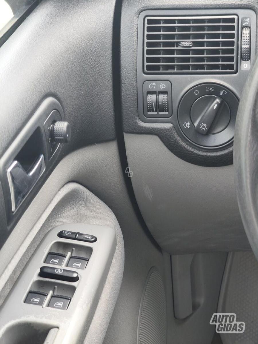 Volkswagen Golf 2002 in Vilnius, with an engine capacity of 1.60 L and mileage of 241 thousand km for 1450 €, photo 11 on AUTOMOTO.COM.LV