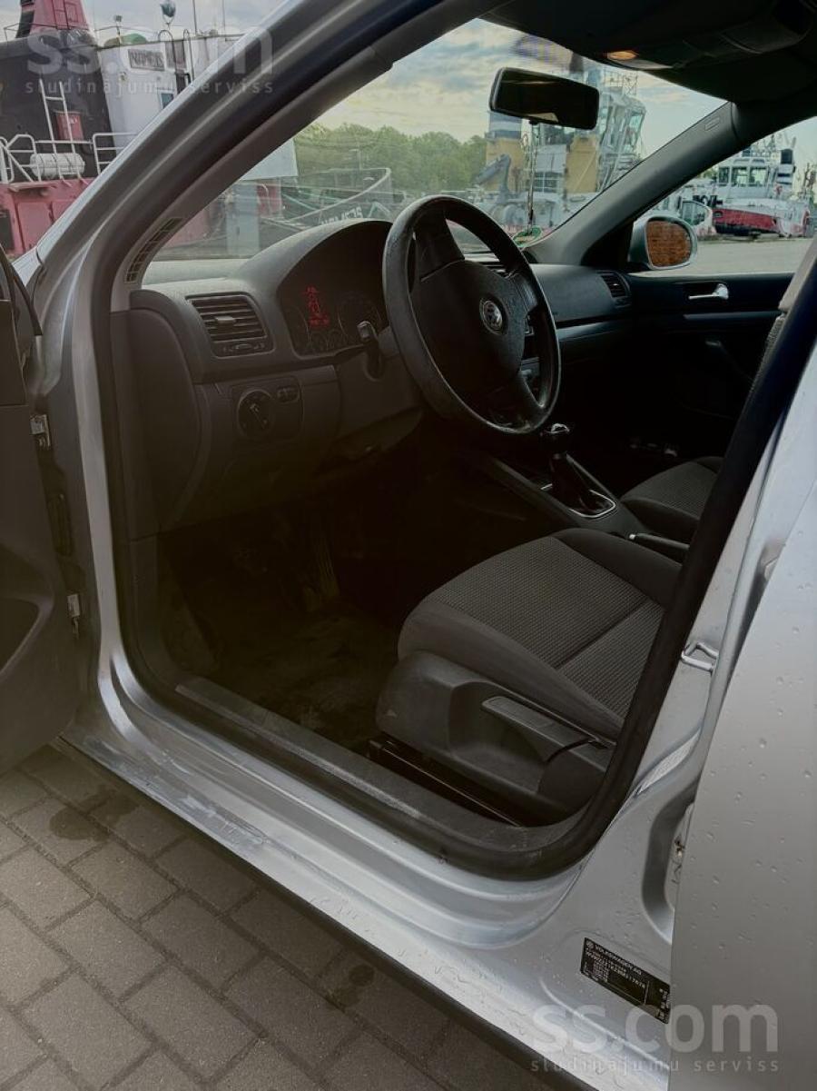 Volkswagen Golf 2009 in Liepaja, with an engine capacity of 1.90 L and mileage of 301 thousand km for 1700 €, photo 11 on AUTOMOTO.COM.LV