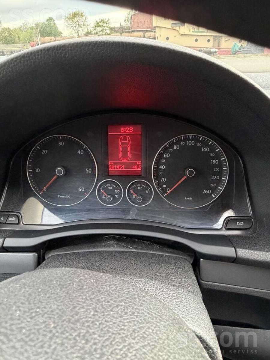Volkswagen Golf 2009 in Liepaja, with an engine capacity of 1.90 L and mileage of 301 thousand km for 1700 €, photo 15 on AUTOMOTO.COM.LV