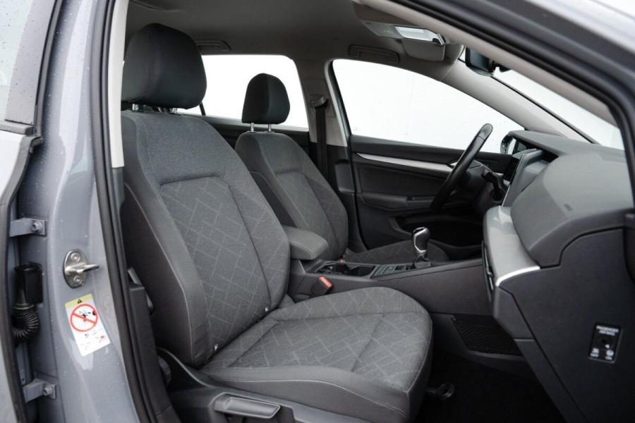 Volkswagen Golf 2022 in Riga, with an engine capacity of 1.50 L and mileage of 135 thousand km for 15850 €, photo 6 on AUTOMOTO.COM.LV