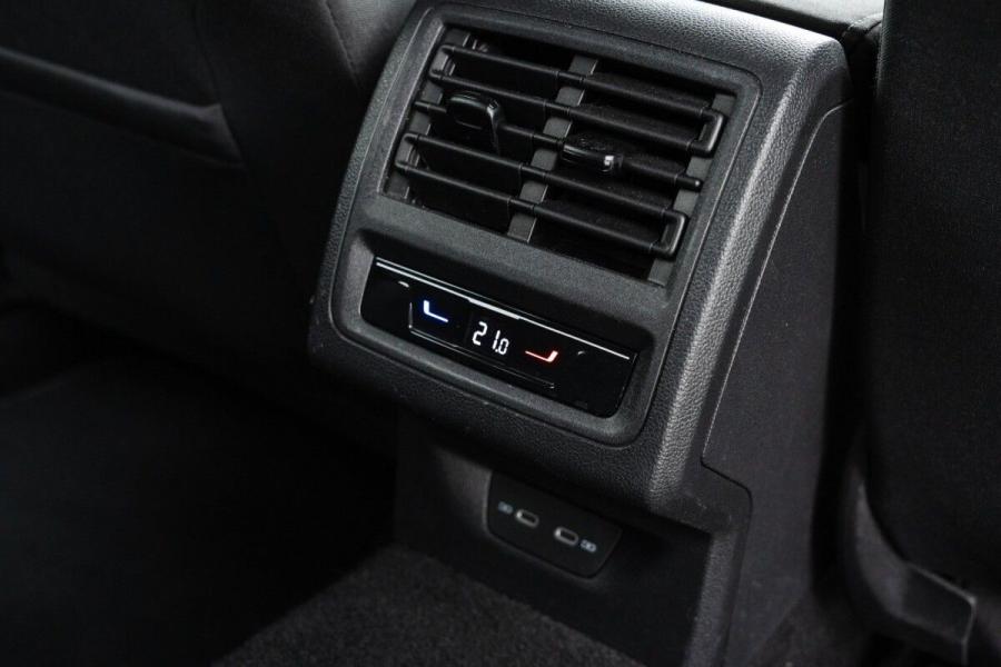Volkswagen Golf 2022 in Riga, with an engine capacity of 1.50 L and mileage of 135 thousand km for 15850 €, photo 8 on AUTOMOTO.COM.LV