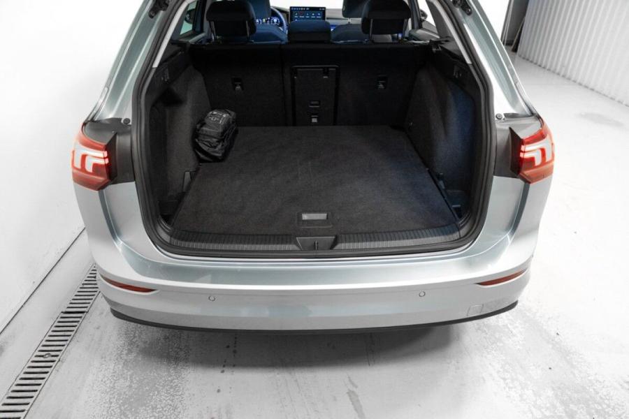 Volkswagen Golf 2025 Viļņa, ar dzinēja tilpumu 1.50 L un nobraukumu 25 tūkst. km par 23500 €, foto 25 vietnē AUTOMOTO.COM.LV