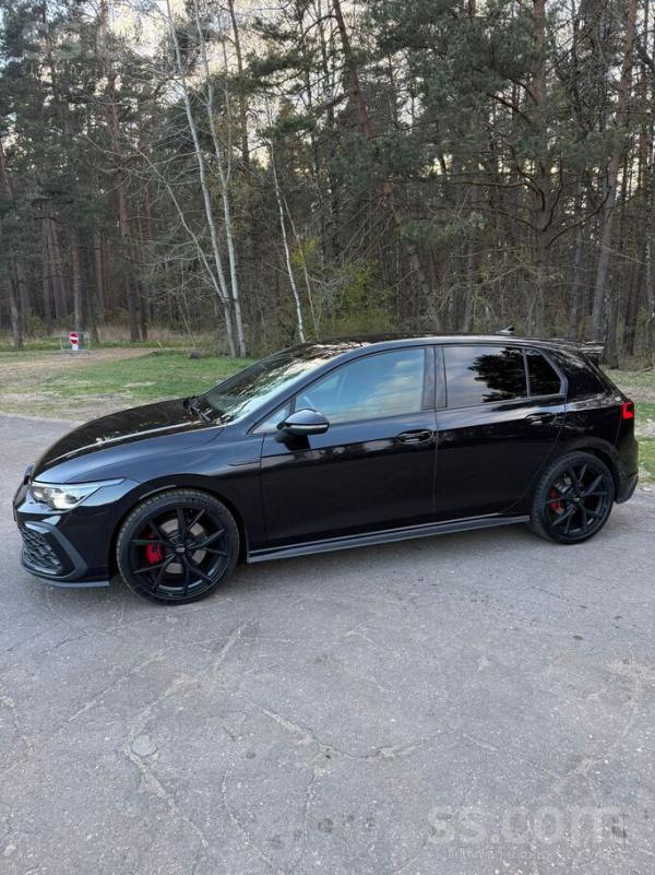 Black Volkswagen Golf VIII 2022 in Riga, with an engine capacity of 2.00 L and mileage of 86 thousand km for 25700 €, photo 2 on AUTOMOTO.COM.LV