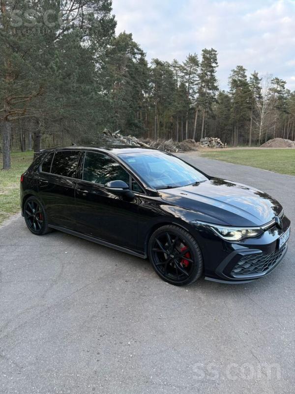 Black Volkswagen Golf VIII 2022 in Riga, with an engine capacity of 2.00 L and mileage of 86 thousand km for 25700 €, photo 3 on AUTOMOTO.COM.LV