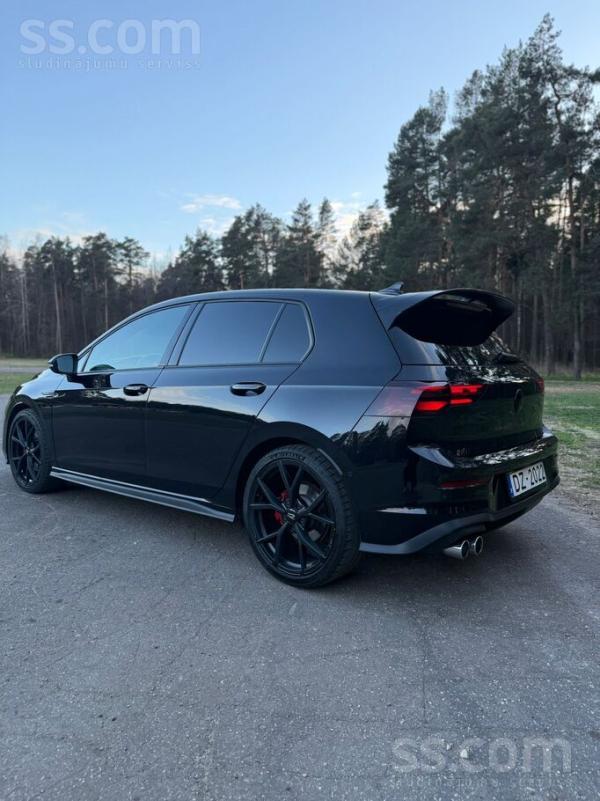 Black Volkswagen Golf VIII 2022 in Riga, with an engine capacity of 2.00 L and mileage of 86 thousand km for 25700 €, photo 4 on AUTOMOTO.COM.LV