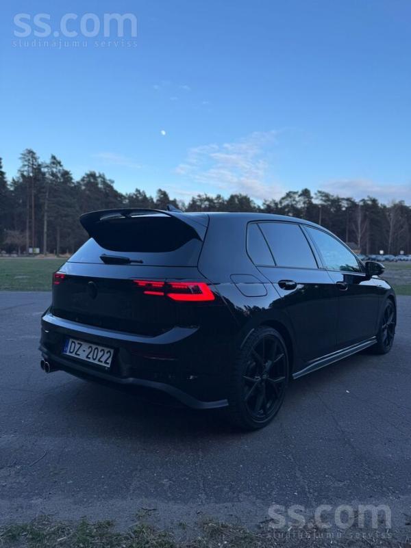 Black Volkswagen Golf VIII 2022 in Riga, with an engine capacity of 2.00 L and mileage of 86 thousand km for 25700 €, photo 5 on AUTOMOTO.COM.LV