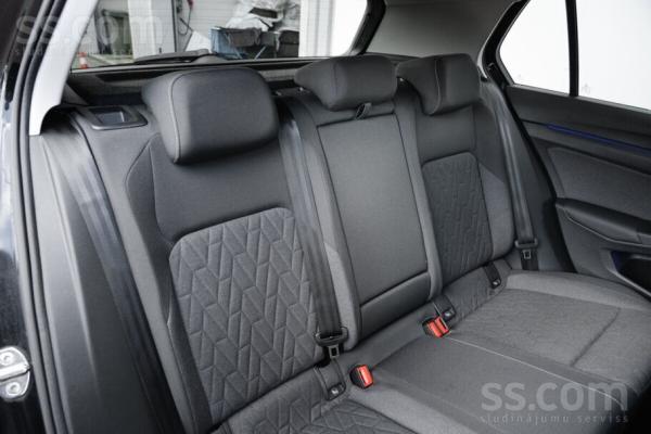 Черный Фольксваген Golf 8 2025 в Рига, объемом двигателя 2.00 л и пробегом 27 тыс. км за 24990 €, фото 8 на AUTOMOTO.COM.LV
