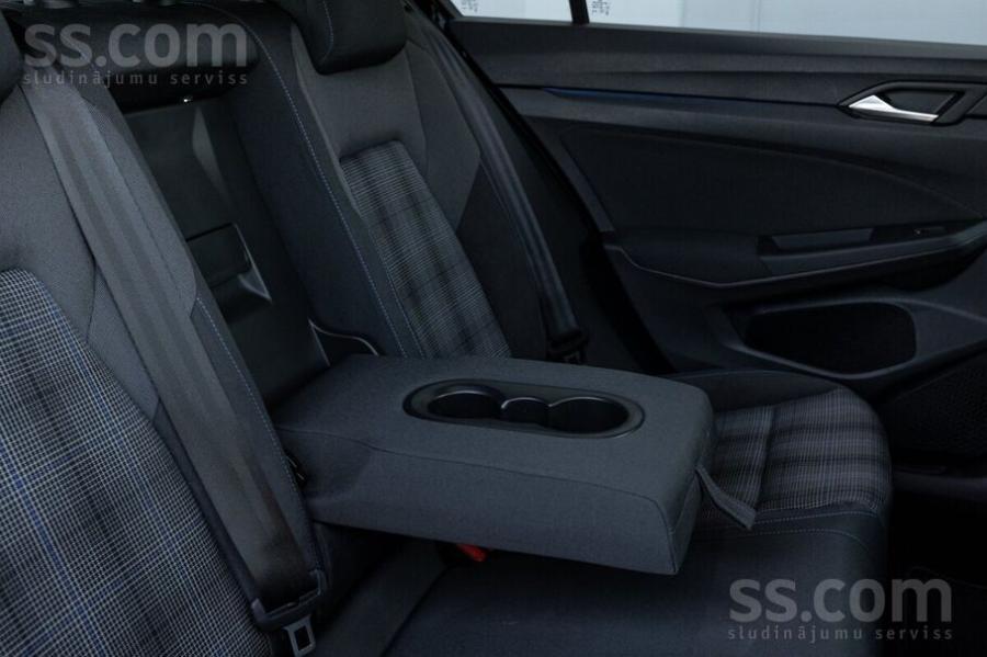 Черный Фольксваген Golf 8 2021 в Вентспилс, объемом двигателя 1.40 л и пробегом 100 тыс. км за 19990 €, фото 35 на AUTOMOTO.COM.LV