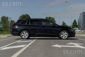 Black Volkswagen Golf VIII 2021 in Riga, with an engine capacity of 2.00 L and mileage of 153 thousand km for 16350 €, photo 3 on AUTOMOTO.COM.LV