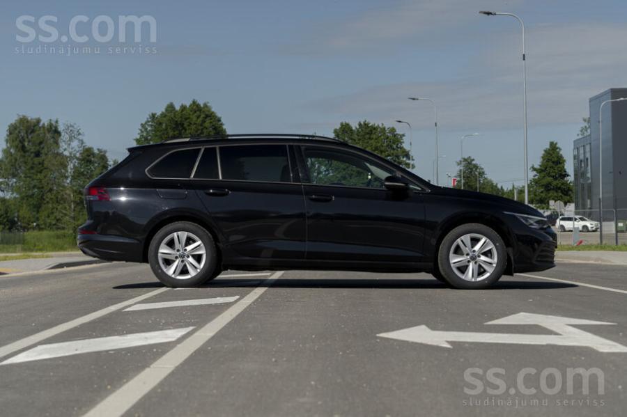 Black Volkswagen Golf VIII 2021 in Riga, with an engine capacity of 2.00 L and mileage of 153 thousand km for 16350 €, photo 3 on AUTOMOTO.COM.LV