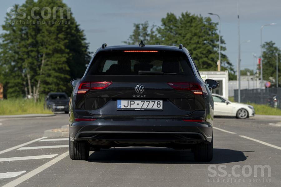 Black Volkswagen Golf VIII 2021 in Riga, with an engine capacity of 2.00 L and mileage of 153 thousand km for 16350 €, photo 5 on AUTOMOTO.COM.LV