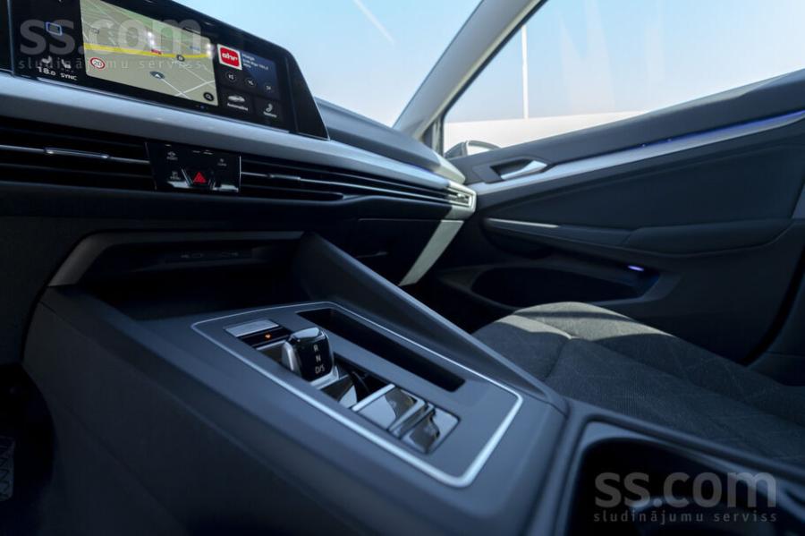 Black Volkswagen Golf VIII 2021 in Riga, with an engine capacity of 2.00 L and mileage of 153 thousand km for 16350 €, photo 9 on AUTOMOTO.COM.LV