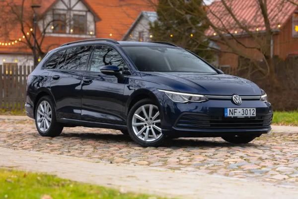Синий Фольксваген Golf 8 2022 в Елгава, объемом двигателя 2.00 л и пробегом 136 тыс. км за 16800 €, фото 2 на AUTOMOTO.COM.LV