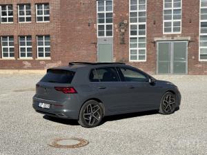 Pelēks Volkswagen Golf VIII 2020 Cēsis, ar dzinēja tilpumu 2.00 L un nobraukumu 104 tūkst. km par 23500 €, foto 4 vietnē AUTOMOTO.COM.LV